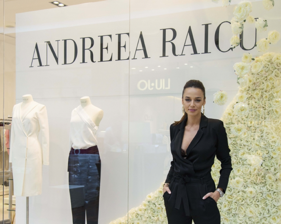 Povestea merge mai departe: lansarea colectiei de haine Andreea Raicu ...
