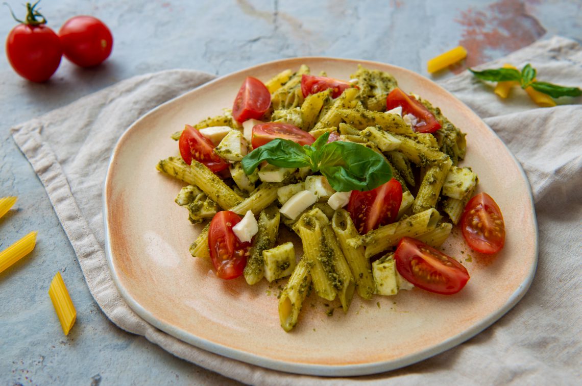 Salata de paste cu pesto, mozzarella si rosii cherry - Andreea Raicu