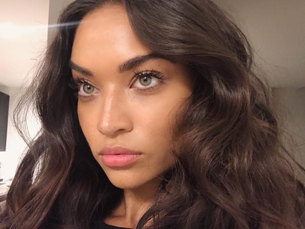 5 pasi simpli pentru a obtine bucle lejere cu placa de par - Andreea Raicu