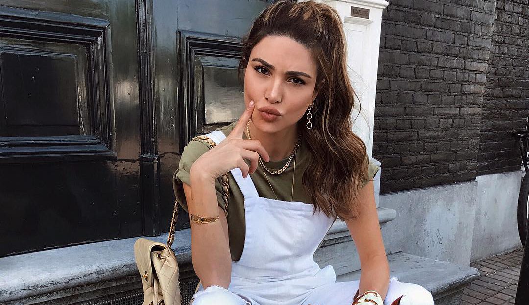 Cum porti salopeta alba, piesa cool a acestei veri - Andreea Raicu