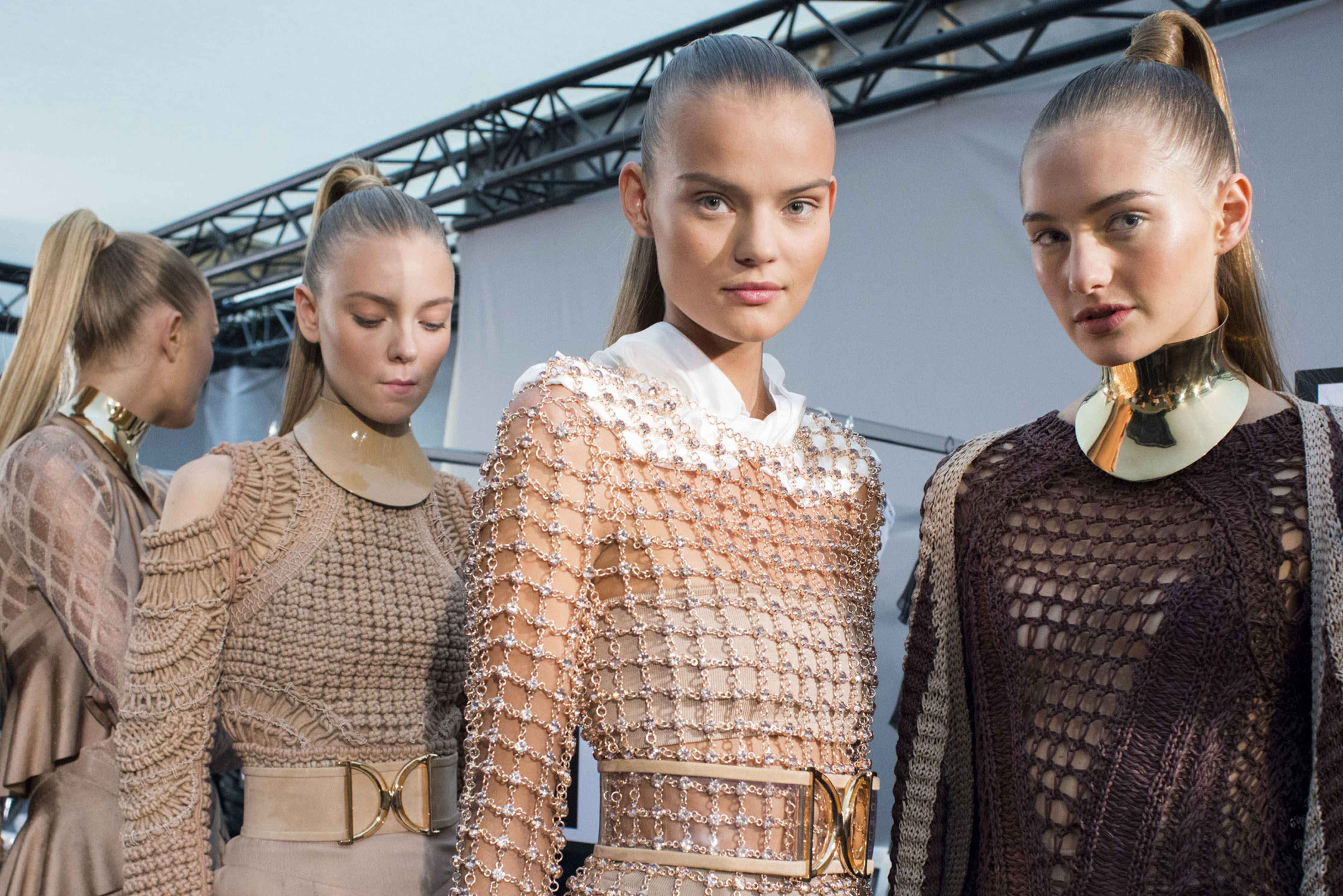 Cum porti rochia din plasa in acest sezon - Andreea Raicu