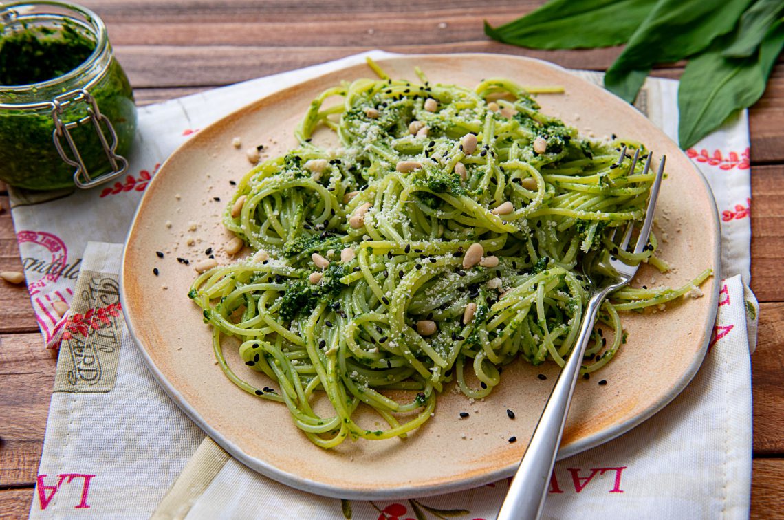 Spaghete cu pesto de leurda, ingredientul secret al sezonului - Andreea ...