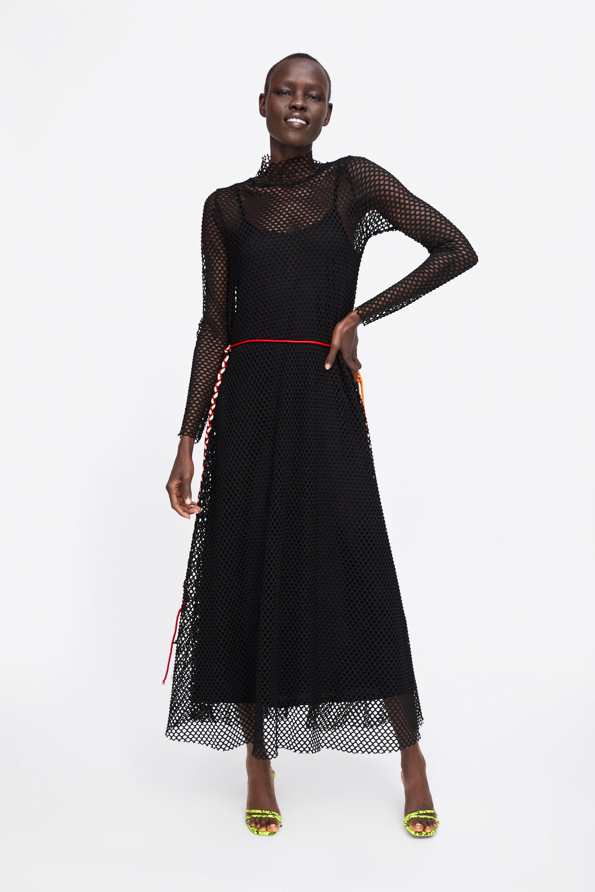 Cum porti rochia din plasa in acest sezon - Andreea Raicu