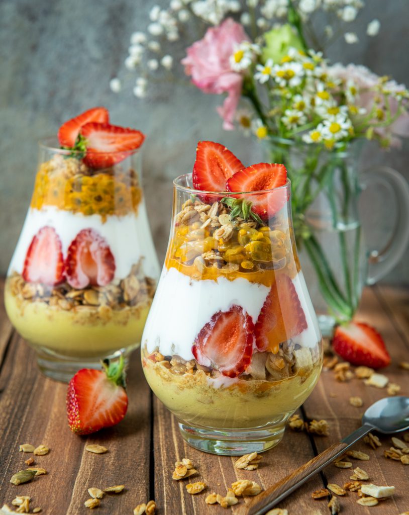 Mic dejun cu iaurt grecesc si fructul pasiunii - Andreea Raicu