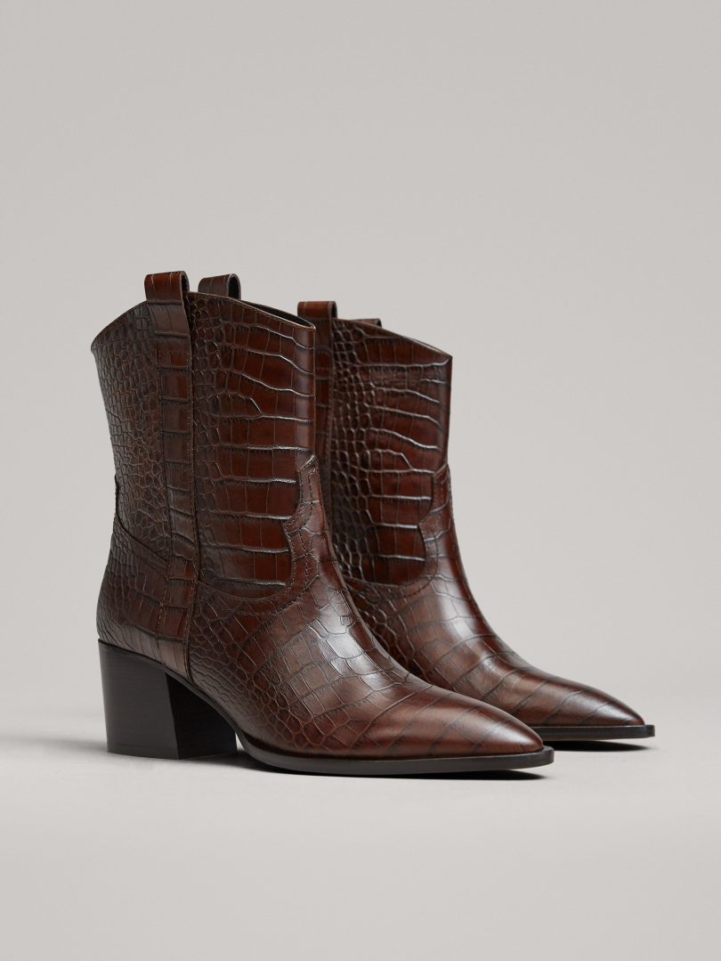 Cum porti jeansi cu botine in acest sezon - Andreea Raicu