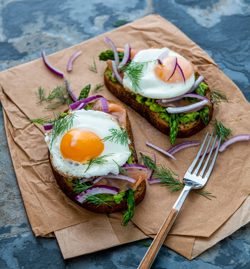 Toast cu avocado, sparanghel si somon afumat - Andreea Raicu