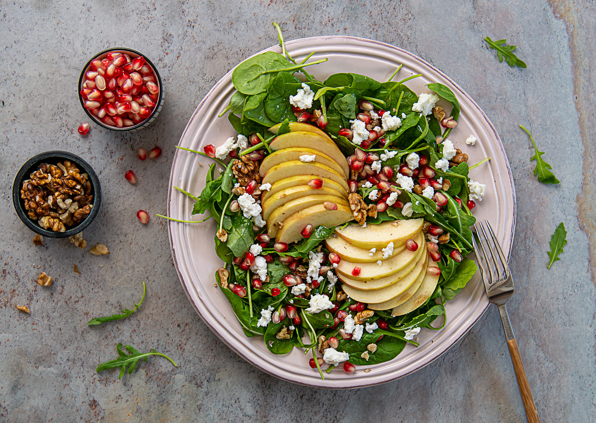 Salata rapida cu nuca, rodie si mar - Andreea Raicu