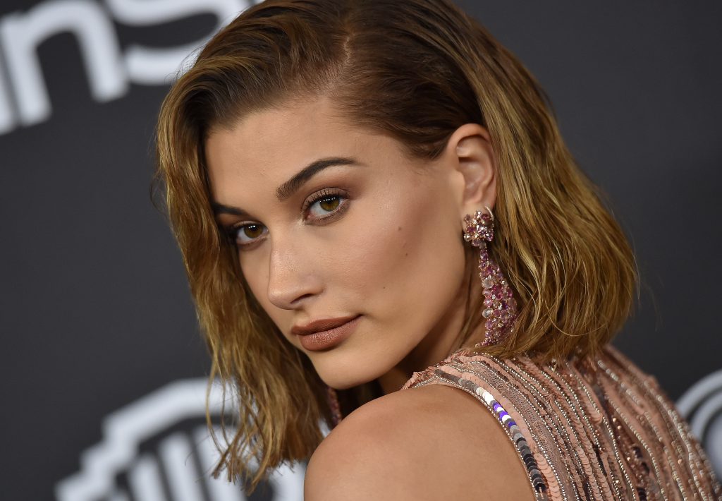 Hailey Bieber dezvaluie cum obtine piele perfecta fara fond de ten ...