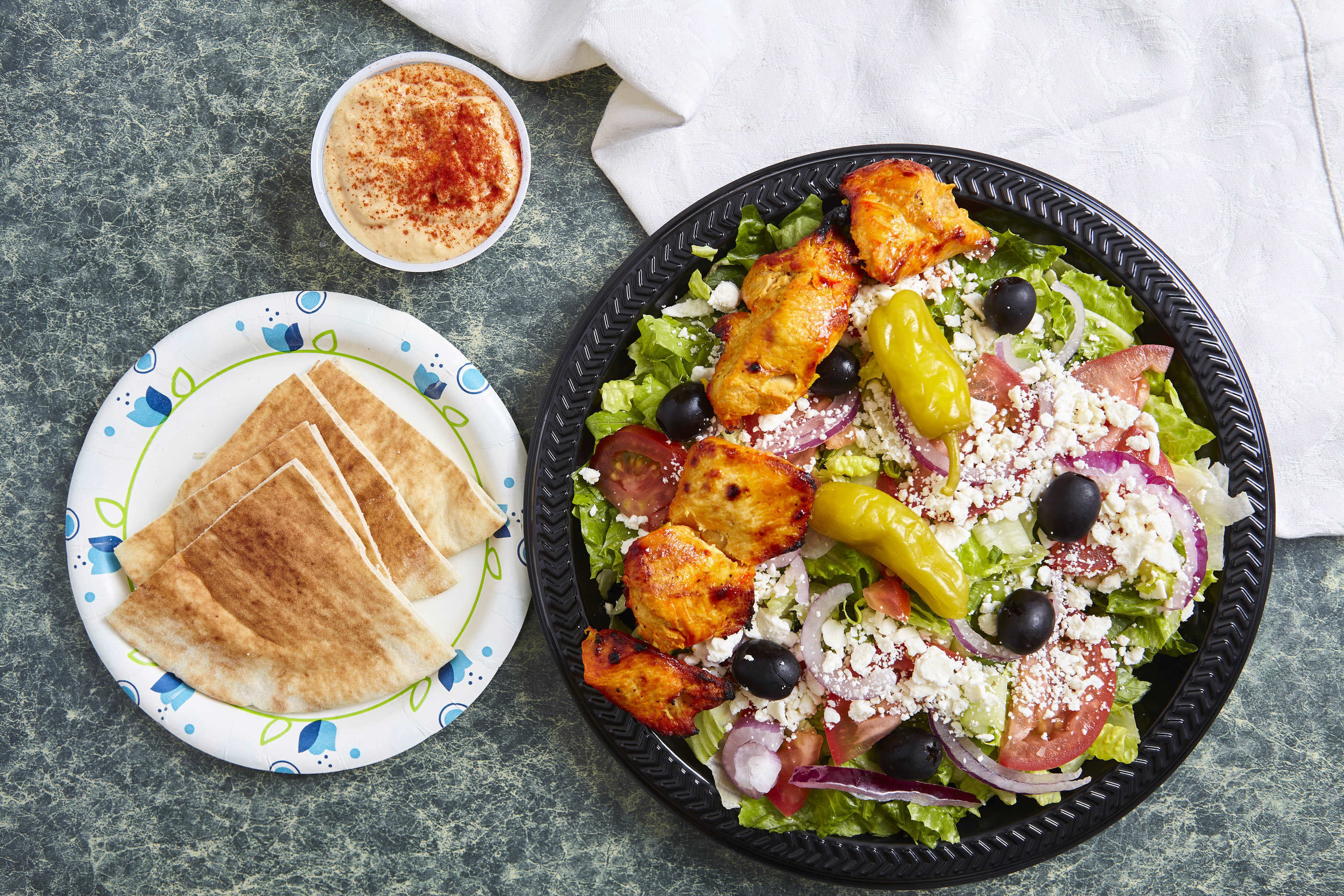 Salata greceasca cu pui si ardei murati - Andreea Raicu