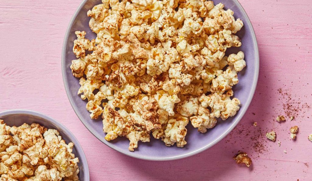 Popcorn cu cacao si alune, rasfatul perfect pentru o seara de film