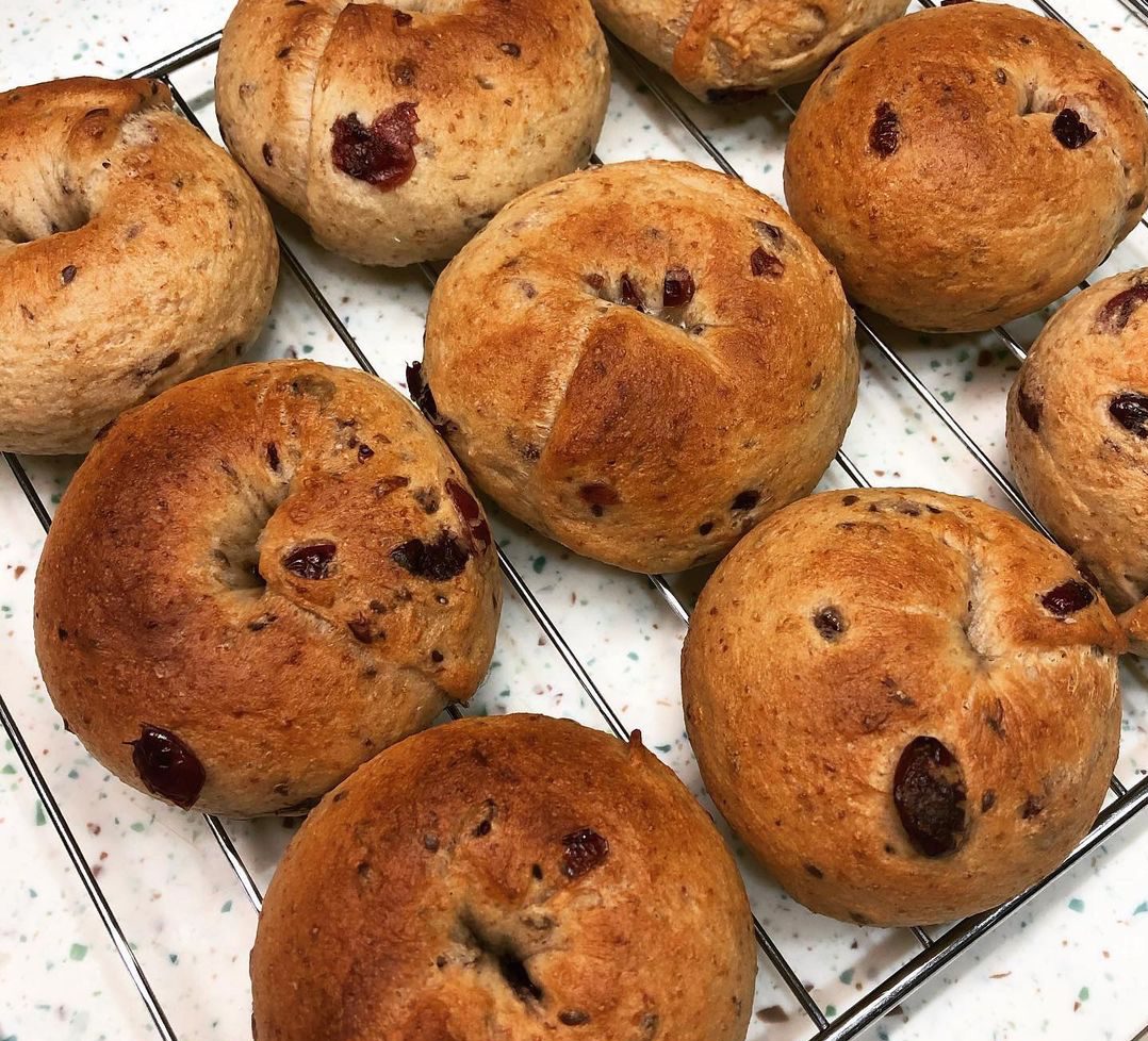 Chifle pufoase cu merisoare si chili, de servit langa camembert la ...