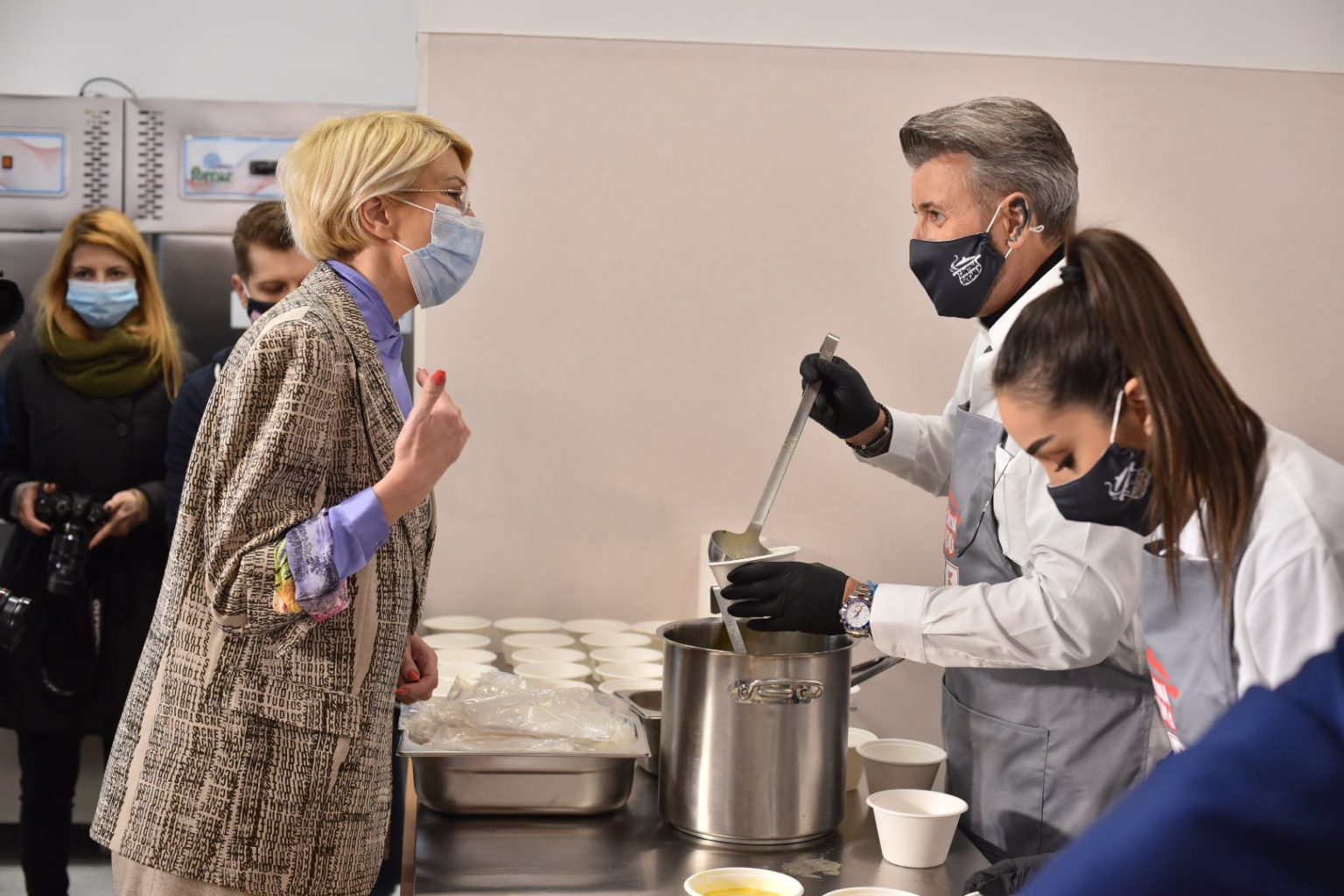 Kaufland Romania inaugureaza prima Cantina Sociala, unde ofera mese ...