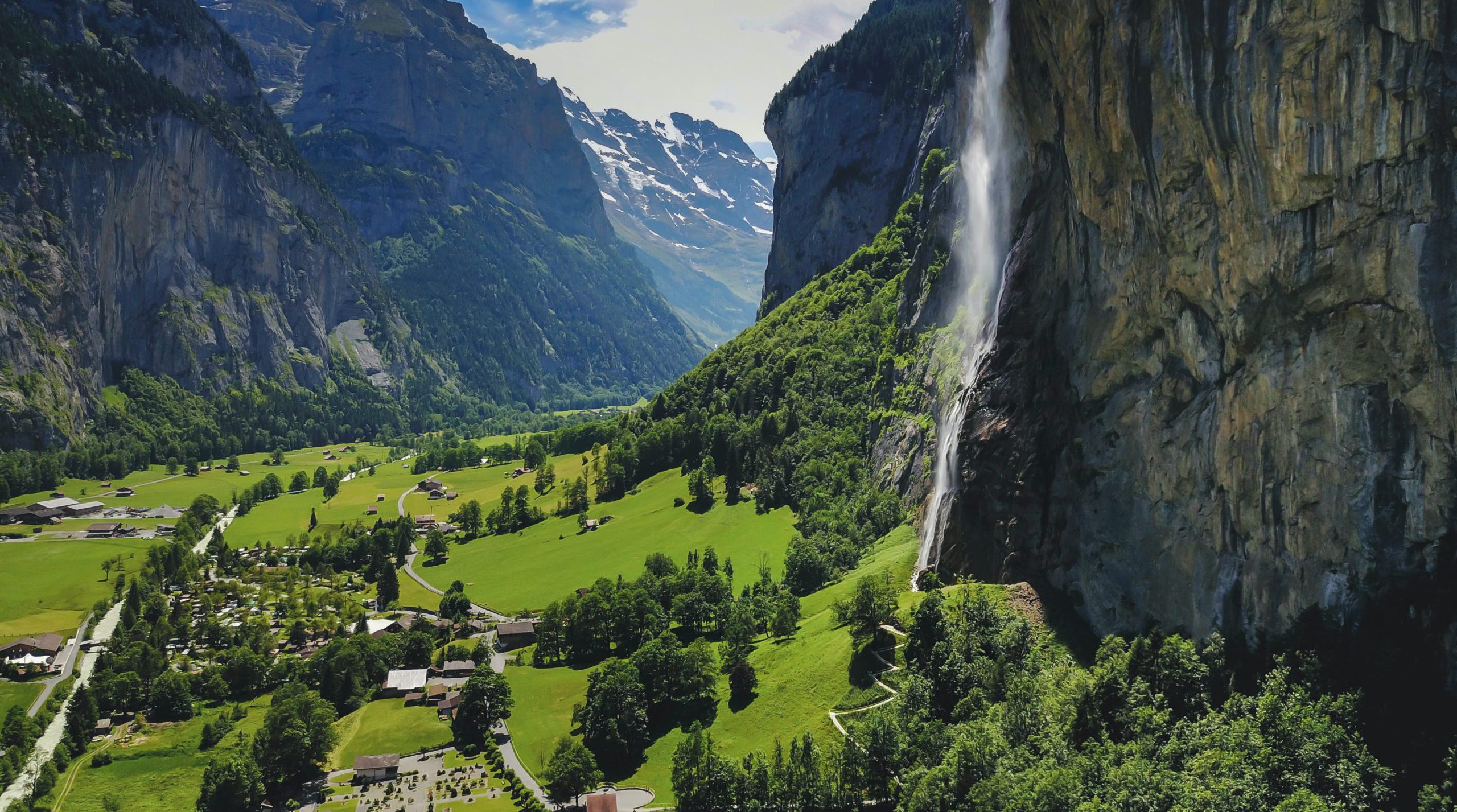 Lauterbrunnen, valea celor 72 de cascade si a pasionatilor de BASE ...