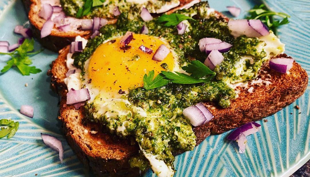 Toast cu avocado si oua gatite in pesto verde: Mic dejun rapid, satios ...