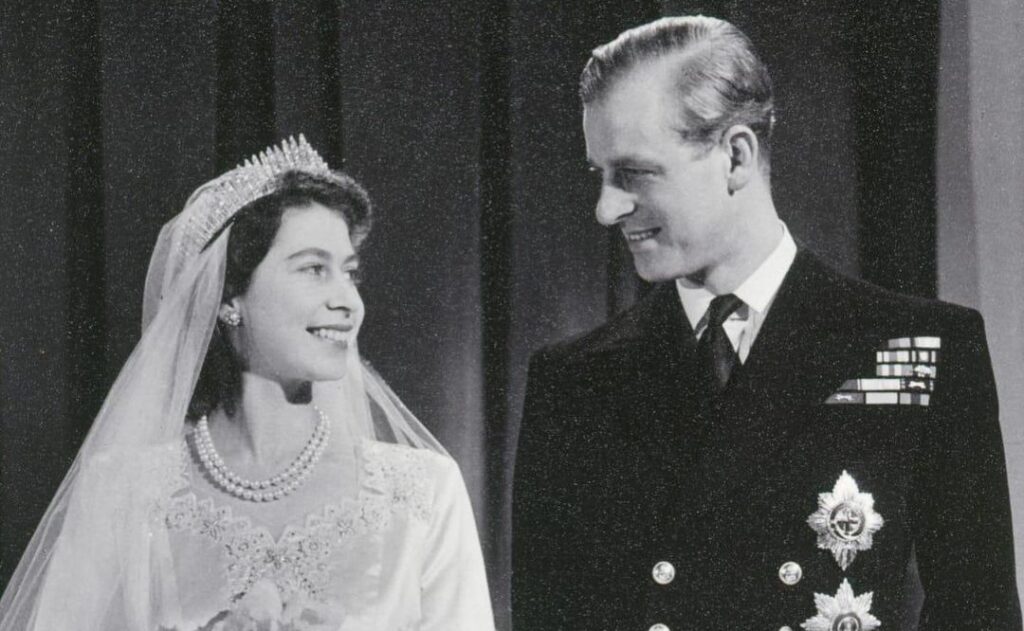 Modul emotionant in care Regina Elisabeta a II-a il onoreaza pe Printul ...