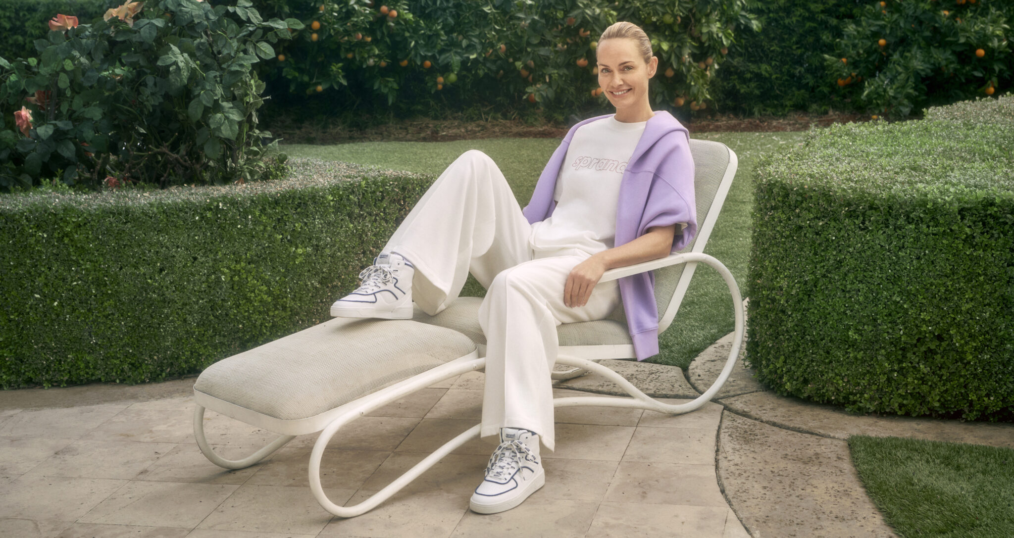 Modelul iconic de adidasi purtati de celebritati revine in colectia ...