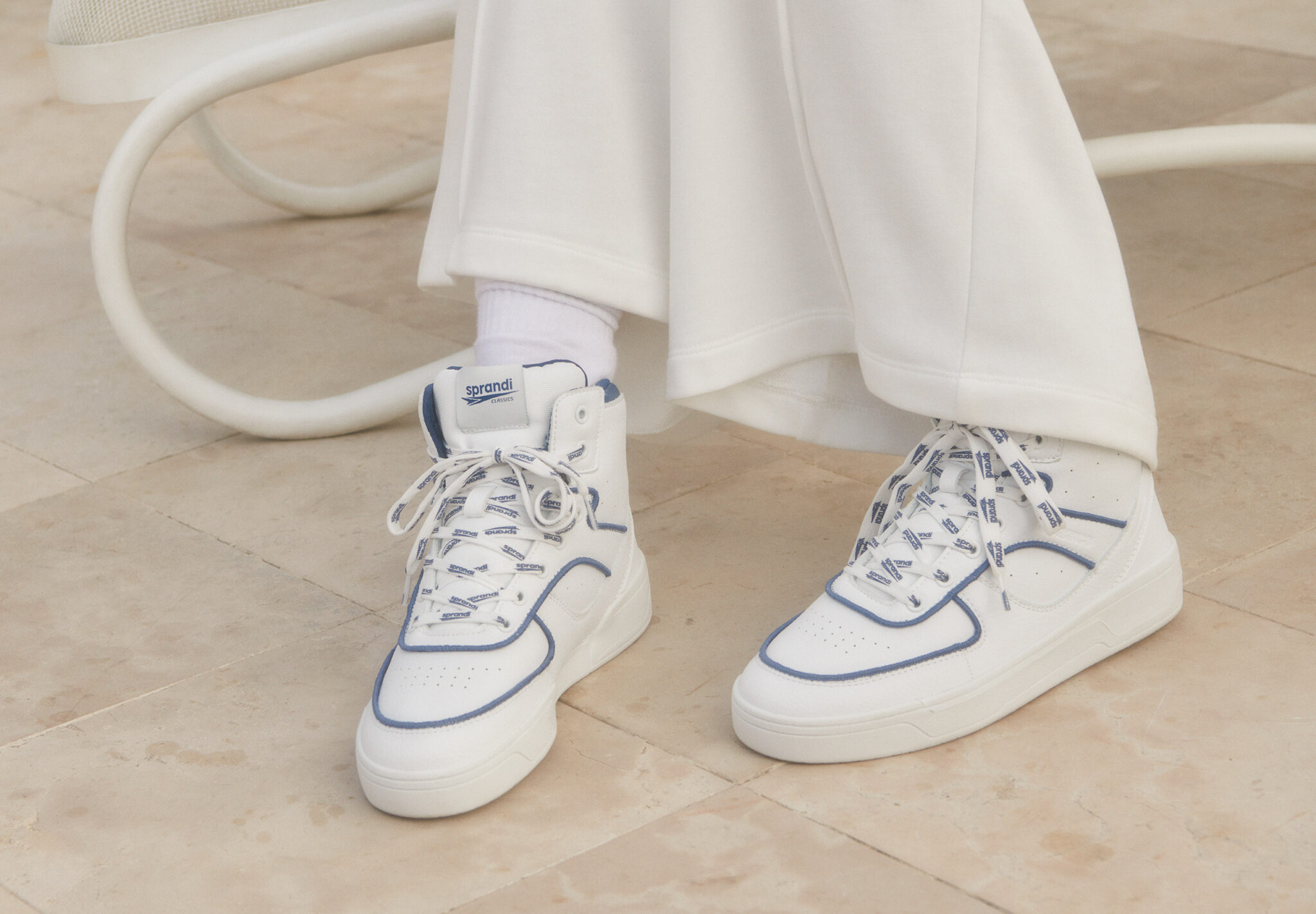 Modelul iconic de adidasi purtati de celebritati revine in colectia ...