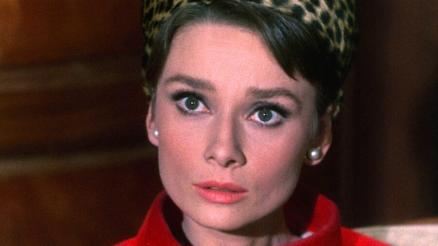Rujul lui Audrey Hepburn, castigat la licitatie. Nuanta preferata a ...