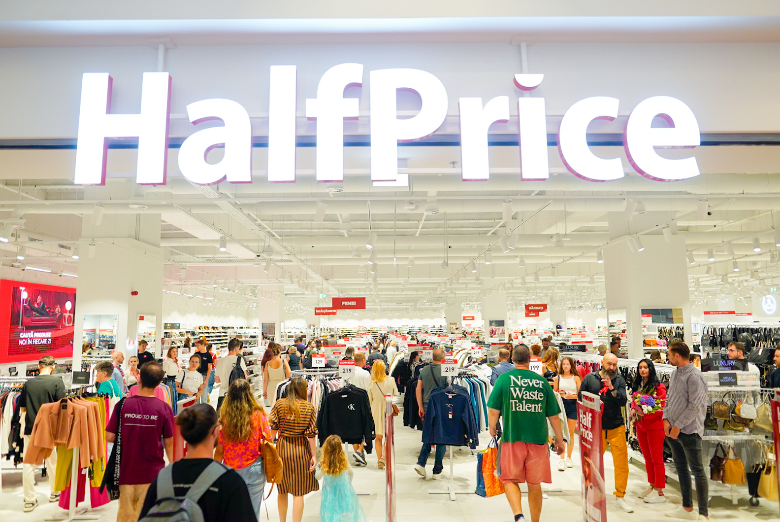 HalfPrice a deschis primul magazin din Bucuresti - Andreea Raicu