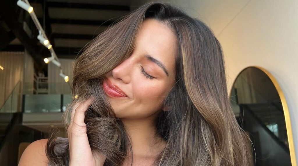 Cum sa-ti lasi parul sa creasca in culoarea sa naturala cu metoda ...